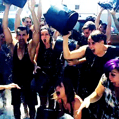 Taylor swift ice bucket challenge GIF - Conseguir o melhor gif em GIFER